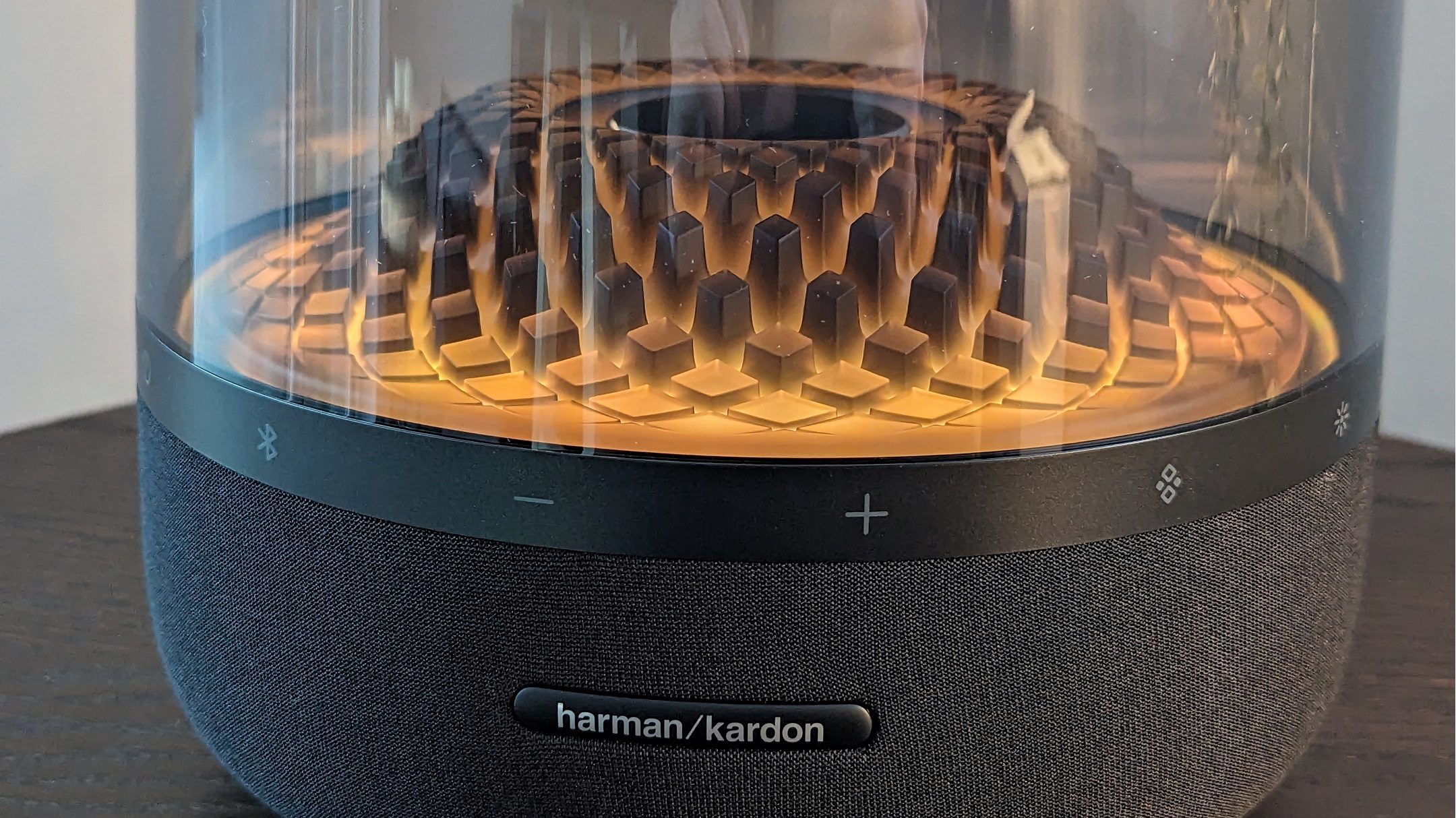 Review: Harman Kardon Aura Studio 4 - Terug in de tijd | FWD