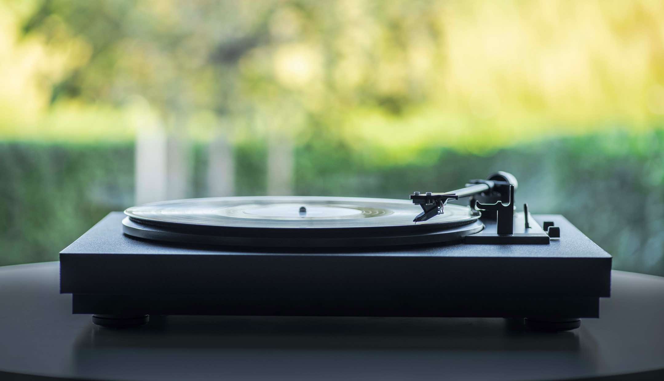 Pro-Ject lanceert volledig automatische en betaalbare platenspeler | FWD