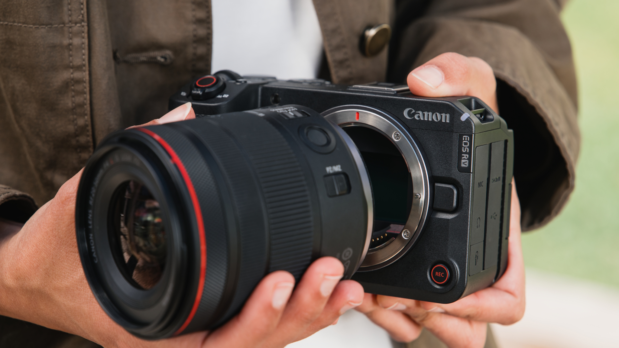 Canon lanceert EOS R6 V en eerste RF-powerzoomlens voor creators | FWD